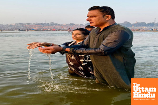 Former Indian cricketer and coach Anil Kumble takes a holy dip at the ...